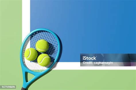 파란색 테니스 코트의 라인 모서리에 있는 테니스 라켓에 있는 세 개의 테니스 공 3d 렌더링 평평한 누워 오버 헤드 뷰 테니스에 대한 스톡 사진 및 기타 이미지 Istock