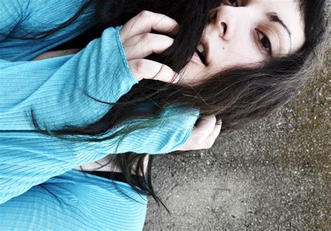 배경 화면 모델 초상화 푸른 사진 작가 입술 머리 그리스 창백한 상상력 감정 사람 피부 정서적 인 빛