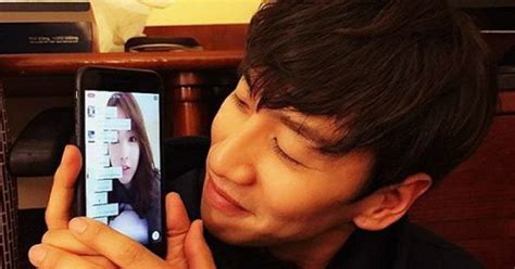 런닝맨 이광수 숨길 수 없는 오빠 미소 누구랑 카톡하니