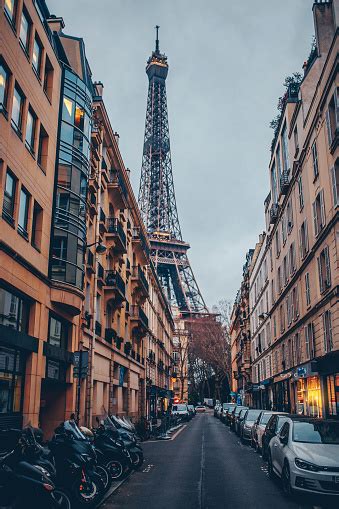 몽테수이 거리에서 에펠탑 의 전경 파리 일 드 프랑스에 대한 스톡 사진 및 기타 이미지 파리 일 드 프랑스 거리 에펠탑 Istock