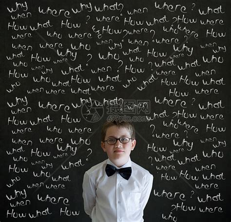 装扮成有粉笔问题的商务人士的思考男孩高清图片下载 正版图片321586052 摄图网