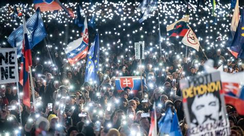Руски агент Десетки хиляди протестираха в Словакия срещу премиера Роберт Фицо