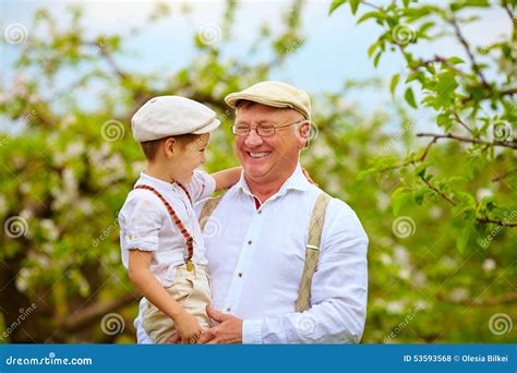 Il Nonno Felice Ed Il Nipote Che Si Divertono In Primavera Fanno Il