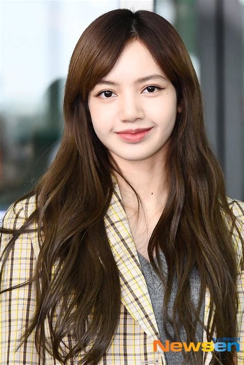 Just 10 Moments Where Blackpinks Lisa Let Her Forehead Breathe Koreaboo