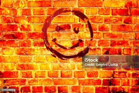 벽의 배경에 미소 이모티콘 그려진 웃는 미소 기호입니다 즐거운 기호입니다 긍정적인 감정 표현에 대한 스톡 사진 및 기타 이미지 긍정적인 감정 표현 노랑 모래 Istock