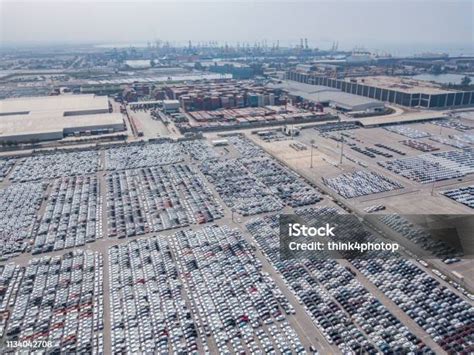 자동차 공장의 주차장에 주차 된 새로운 차의 공중 보기 국제 항구에서 수출 및 수입을 기다리고 있습니다 공장 산업 건물에 대한 스톡 사진 및 기타 이미지 Istock