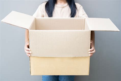 여자는 갈색 판지 상자를 여는 손을 가지고 있다 재활용 종이 상자 사용의 개념 폐기물 제로 가정 생활에 대한 스톡 사진 및 기타 이미지 Istock