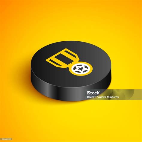 노란색 배경에 고립 된 별 아이콘이있는 등색 라인 메달 우승자 업적 기호 수상 메달 검은 색 원 버튼 벡터 1위에 대한 스톡 벡터 아트 및 기타 이미지 Istock