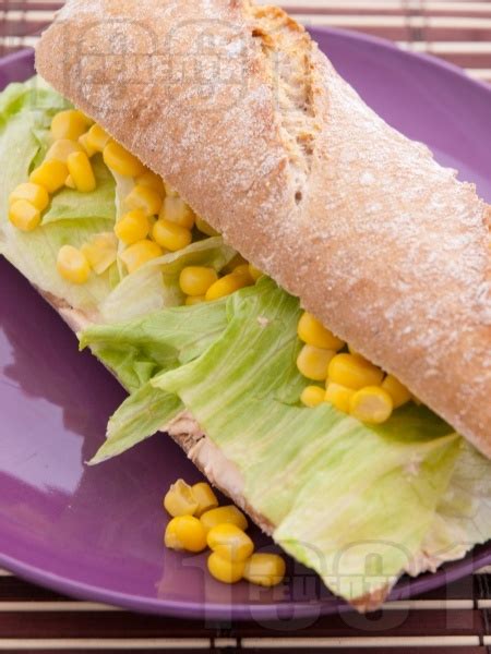 Сандвич с пастет от риба тон айсберг и царевица