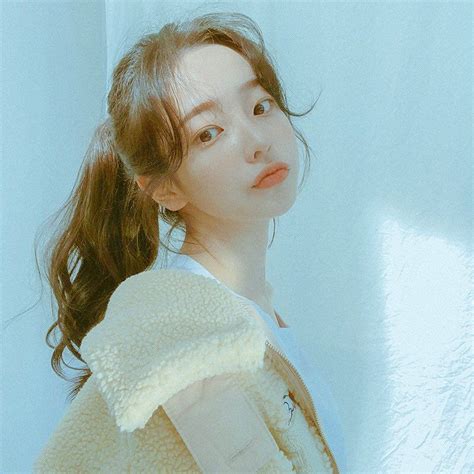 💜2018 포니즈테일 신상 출시💜두꺼운 외투에 발랄한 포니테일🎶동글동글 귀엽게 말린 C컬 스타일로어디서나 통통튀는 발랄한 느낌 완성💕핑크에이지 Pinkage