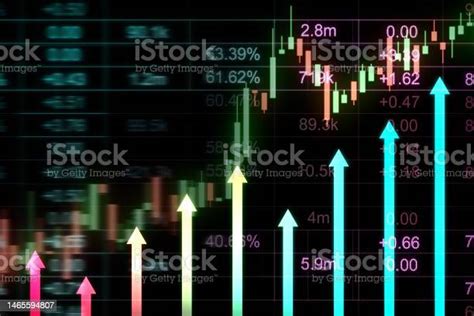 촛대와 외환 차트 지표가 증가하는 어두운 거래자 화면 배경에 수직 디지털 화살표가 있는 강세 시장 및 투자 개념 3d 렌더링 0명에 대한 스톡 사진 및 기타 이미지 Istock