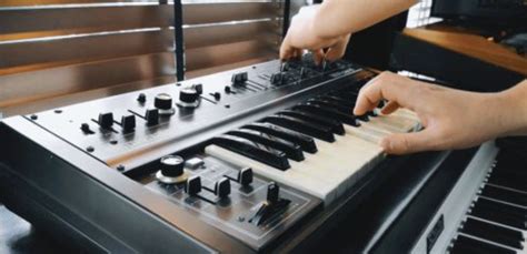 112호 악기들의 마이크 신디사이저 전자피아노 예배음악매거진