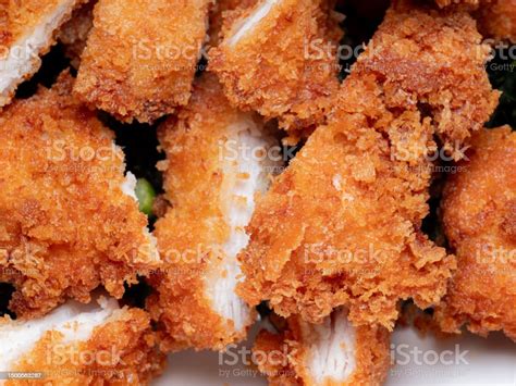 프라이드 치킨 재료에는 빵가루가 포함됩니다 가장 인기있는 튀긴 음식 중 하나입니다 잘게 썰거나 얇게 썬 프라이드 치킨을 흰 접시에 놓습니다 닭고기에 대한 스톡 사진 및 기타