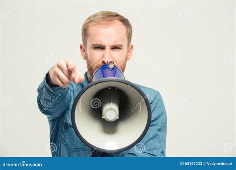 Сердитый человек крича в мегафоне Стоковое Изображение изображение насчитывающей фасоли