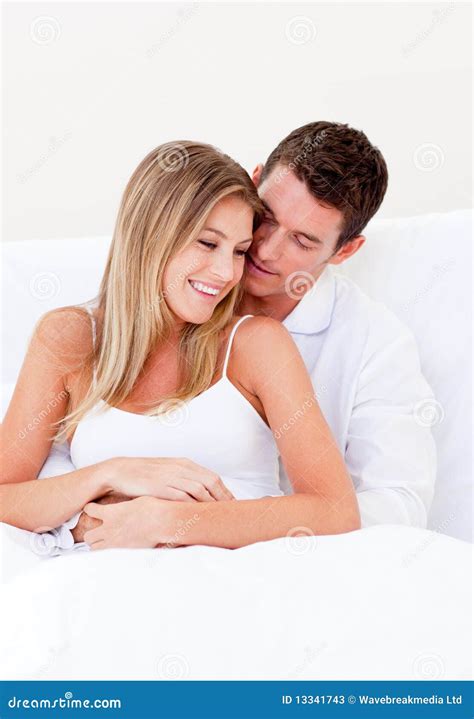 Portrait Eines Liebevollen Paares Das Auf Bett Sitzt Stockbild Bild