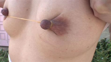 熟女の乳首遊び、輪ゴムで乳首を引っ張ちゃ アダルト動画 Duga