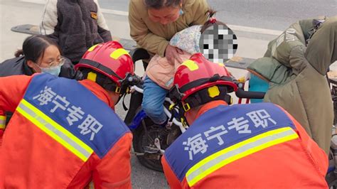 萌娃脚踝被卡电动自行车海宁消防暖心救援 七环视频 澎湃新闻 The Paper