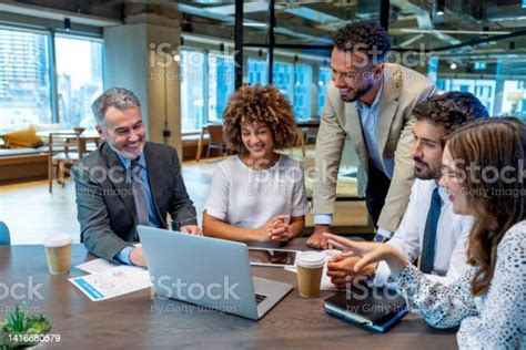 사무실 회의실에서 노트북 컴퓨터로 작업하는 다섯 명의 사업가 사무실에 대한 스톡 사진 및 기타 이미지 사무실 업무 회의