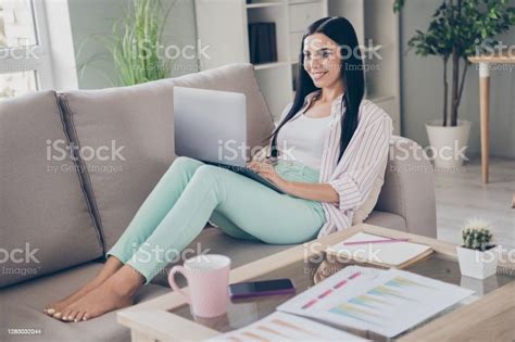 전체 길이 의 전신 크기 측면 프로필 사진 젊은 여성 프리랜서 작업 집에서 작업 노트북을 사용하여 소파에 앉아 프로젝트 안경에 대한 스톡 사진 및 기타 이미지 Istock