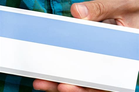 손에 빈 라벨이 있는 일반 빈 약 상자 의약품 패키지 용기 알약 보충제 건강 용품 상자 템플릿 모형 극단적인 근접 촬영 세부 정보 한 사람 복사 공간을 들고 있는 남자