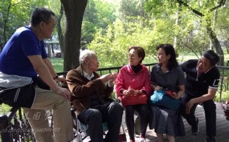 电视剧《篱笆女人和狗》主演30年聚首 看望92岁高龄的“茂源老汉” 搜狐大视野 搜狐新闻