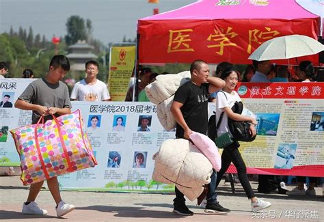 爸爸扛行李送孩子上大学，父母无私的爱感动人心 搜狐大视野 搜狐新闻