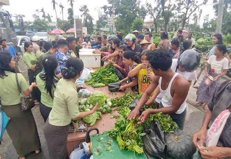 ရခိုင်ပြည်နယ်၊ စစ်တွေမြို့ရှိ မုန်တိုင်းဒဏ်သင့်ပြည်သူများအား ဆန်၊ ဆီ၊ ဆား၊ ကြက်ဥ၊ ဟင်းသီးဟင်းရွက