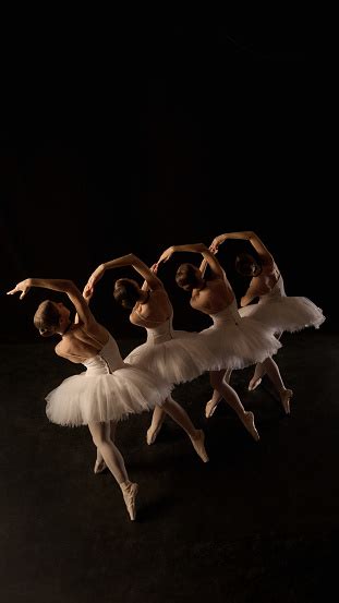 네 명의 발레리나 어두운 배경에 역동적인 움직임으로 우아한 구성을 만드는 젊은 예술적 소녀 클래식 발레의 아름다움 18 19세에 대한 스톡 사진 및 기타 이미지 Istock