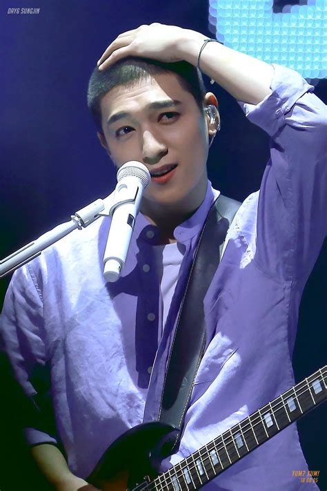 더쿠 어울리기힘든 남돌들의 독특한 헤어스타일링8