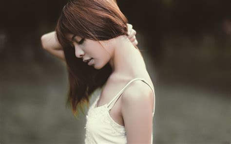 배경 화면 여자들 초상화 긴 머리 갈색 머리의 사진술 드레스 머리에 손을 대다 흰색상의 유행 앞머리 란제리 봄 사람 피부 의류 수퍼 모델