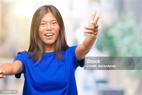 포옹에 대 한 두 팔을 벌려 웃 고는 카메라를 보고 하는 고립 된 배경 위에 젊은 아시아 여자 명랑 식 수용 행복입니다 광대한에 대한 스톡 사진 및 기타 이미지 Istock