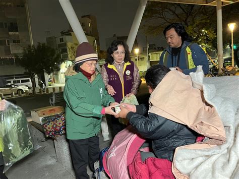 霸王寒流來襲 高雄社會局夜訪街友發禦寒衣關懷獨居老人