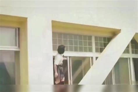 监控：上学快迟到了，女孩直接酷跑上楼，这操作真是牛女孩监控操作