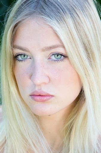 Potret Cerah Yang Indah Dari Seorang Gadis Pirang Dengan Mata Biru Muda Foto Stok Unduh Gambar