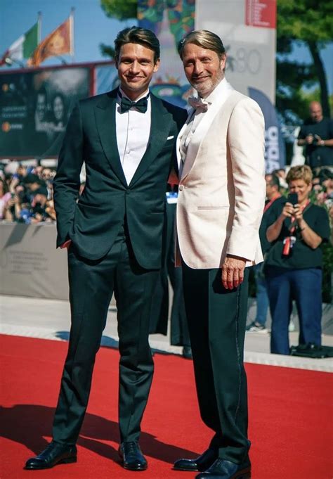 Mads Mikkelsen With His Son Moda Kombinleri Moda