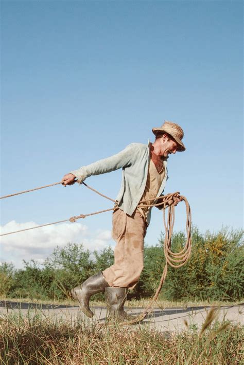 경치 경치가 좋은 고요한 광야 구름 꽃 무늬 꽃무늬 드레스 낮 농촌의 다시 자연으로 드레스 들판 러스틱 맨발 목가적인 미국 여성 봄 사람 서