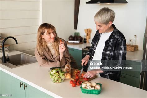 부엌에서 함께 요리 아름다운 사랑 레즈비언 여성 커플 Lgbt 관계와 우정 행복한 순간 의 두 여자 친구 요리하기 음식 준비에
