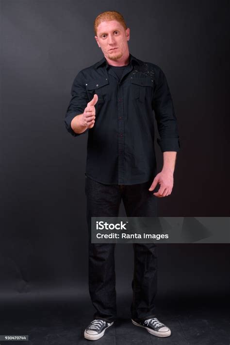 주황색 머리를 가진 근육 질의 남자 30 39세에 대한 스톡 사진 및 기타 이미지 30 39세 검정색 배경 근육질 남자 Istock