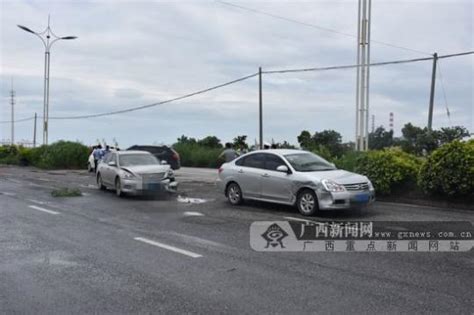 钦州两小车在快车道上发生碰撞 车损过万元图 中新网