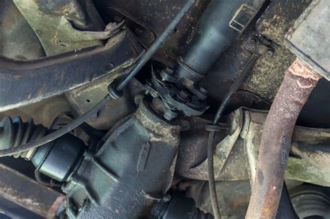 차고에서 오래된 자동차 후륜 차축 더러운 수정 수리 자동차 바퀴에 동력 전송의 차량 샤프트 차축 강철에 대한 스톡 사진 및 기타