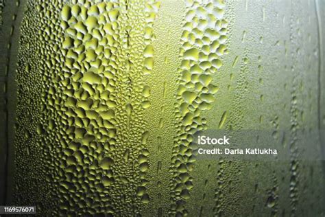 증기로 찐 투명 유리 물의 응축과 흥미로운 빛 조명과 광택전체 표면에 뜨거운 물 방울 0명에 대한 스톡 사진 및 기타 이미지 0명 가죽 갈색 Istock
