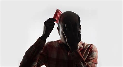 그의 얼굴을 덮고 텍스트 공간을 가진 흰색 배경에 빗질 대머리 남자 감정에 대한 스톡 사진 및 기타 이미지 감정 거울 건강관리와 의술 Istock