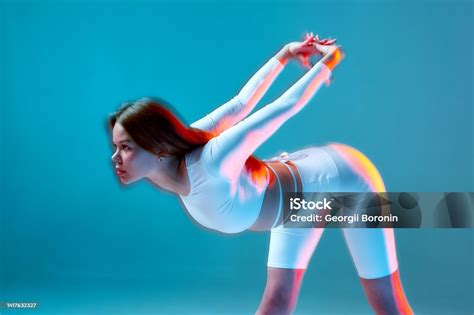 워밍업 운동을하는 운동 소녀 손을 들어 기울입니다 긴 노출 피트니스 웰빙 슬림한 바디를 위한 운동 20 24세에 대한 스톡 사진 및 기타 이미지 Istock