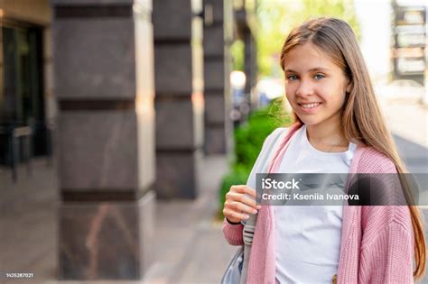 어린 십대 소녀가 배낭을 들고 학교에 간다 십대 학생 또는 여학생 교육의 개념 행복한 소녀의 얼굴 긍정적이고 웃는 감정 가방에 대한 스톡 사진 및 기타 이미지 Istock