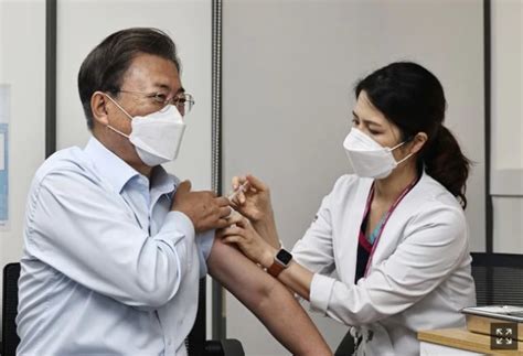 문 대통령 화이자로 ‘부스터샷2차 접종 후 168일만 서울이코노미뉴스