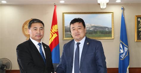 ХЭНТИЙ АЙМГИЙН ЗАСАГ ДАРГЫН ОРЛОГЧООР Л БАТСАЙХАН ТОМИЛОГДОЖ АЖЛАА ХҮЛЭЭН АВЛАА