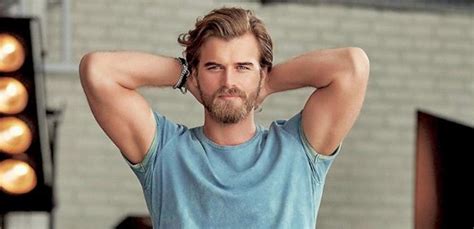 لسبب غريب مُهند التركي يرفض كل الأعمال المعروضة عليه وابنه أصبح نسخة