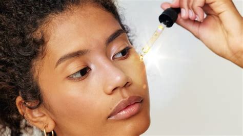 کدام روغن های گیاهی برای سیاهی دور چشم مفید هستند؟ Drop Earrings