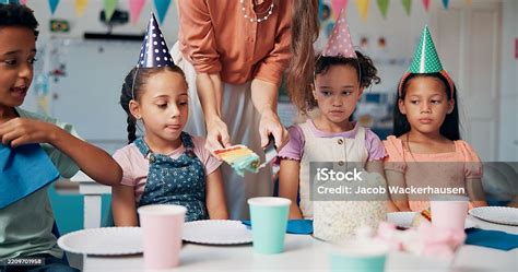 교실에서 생일 케이크를 들고 선생님 파티 아이 들 학교에서 간식으로 선물과 축하 개인 어린이 그리고 학원 행사를 위해 학생들과 함께 디저트 건배 접시를 나눕니다 20 24