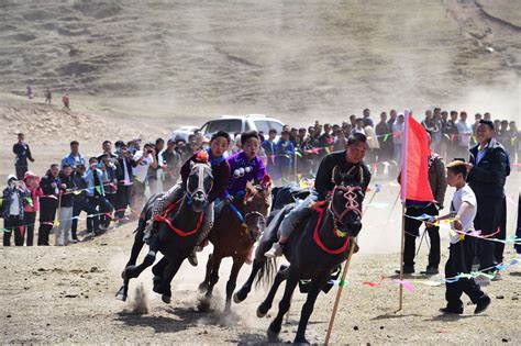 C视频丨凉山海口 高原牧场上演彝人赛马 四川在线